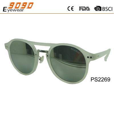 China Gafas de sol de moda plásticas del estilo los 2018 más nuevos, lente ULTRAVIOLETA de 400 protecciones en venta