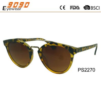 China Gafas de sol en el diseño de moda, hechas del plástico, convenientes para los hombres y las mujeres en venta