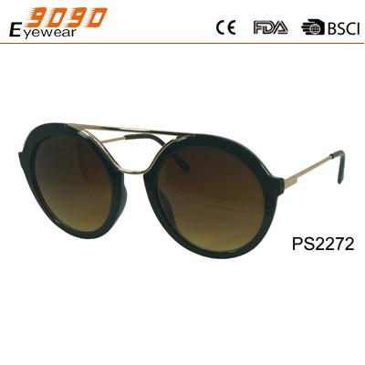 China Gafas de sol en el diseño de moda, hechas del plástico, convenientes para los hombres y las mujeres en venta