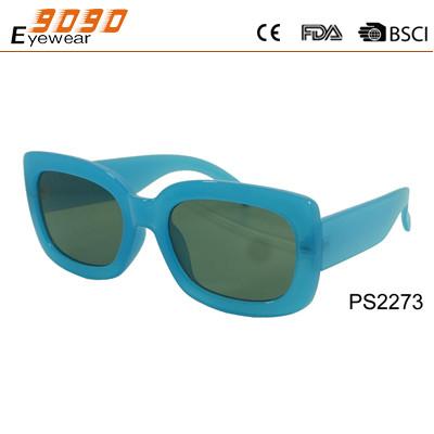 China Forme las gafas de sol del rectángulo con el marco azul, hechas del plástico, convenientes para los hombres y las mujeres en venta