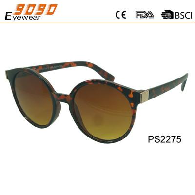 China Obra clásica que selecciona las gafas de sol, hechas de bastidor plástico, las piezas de metal en el templo, lente ULTRAVIOLETA de 400 protecciones en venta