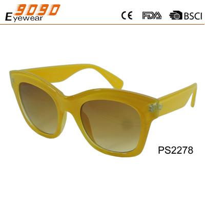 China 2018 gafas de sol plásticas del estilo caliente de la venta con la lente ULTRAVIOLETA de 400 protecciones, hecha del plástico con color amarillo en venta