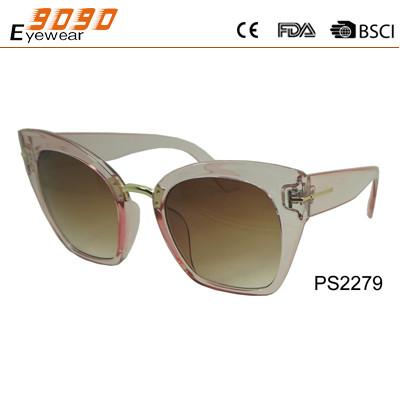 China Nueva llegada y venta caliente de gafas de sol plásticas con color rosado, convenientes para las mujeres en venta