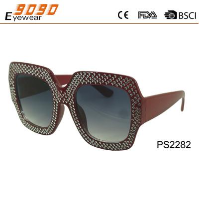 China Gafas de sol de moda plásticas del estilo los 2018 más nuevos con el marco grande, lente ULTRAVIOLETA de 400 protecciones en venta