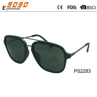 China Gafas de sol en el diseño redondo de moda, hecho del plástico, del templo del metal, de convenientes para los hombres y los wmen en venta