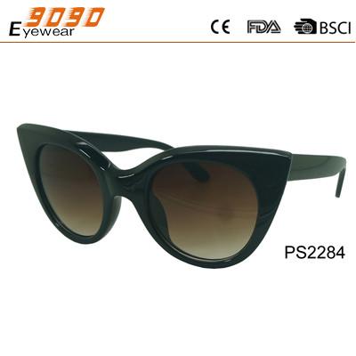 China Gafas de sol de moda plásticas del estilo los 2018 más nuevos, lente de 400 protecciones, convenientes ULTRAVIOLETA para los hombres y las mujeres en venta