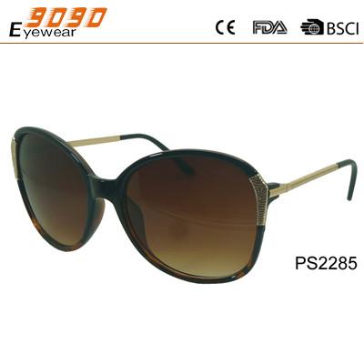 China Gafas de sol de moda plásticas del estilo los 2018 más nuevos con el templo del metal, lente ULTRAVIOLETA de 400 protecciones en venta