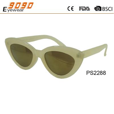 China Obra clásica que selecciona las gafas de sol, hechas de bastidor plástico con la bisagra plástica, lente ULTRAVIOLETA de 400 protecciones en venta