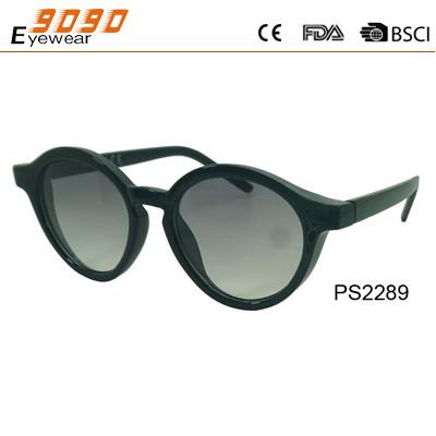 China 2018 gafas de sol calientes del estilo de la venta con la lente ULTRAVIOLETA de 400 protecciones, hecha del plástico en venta