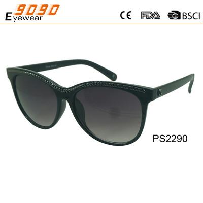 China Nueva llegada y venta caliente de gafas de sol plásticas, convenientes para las mujeres y los hombres en venta