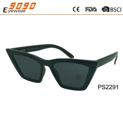 China Gafas de sol en el diseño de moda, hechas del plástico, convenientes para los hombres y las mujeres en venta