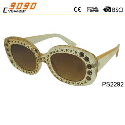 China Las gafas de sol de moda con el marco plástico, cristales del diseño fueron puestas al borde del marco conveniente para los hombres y las mujeres en venta