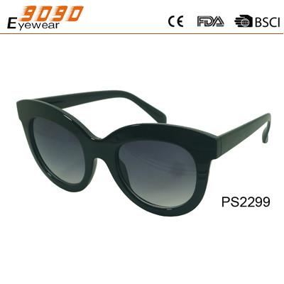 China Gafas de sol en el diseño de moda, hechas del plástico, convenientes para los hombres y las mujeres en venta