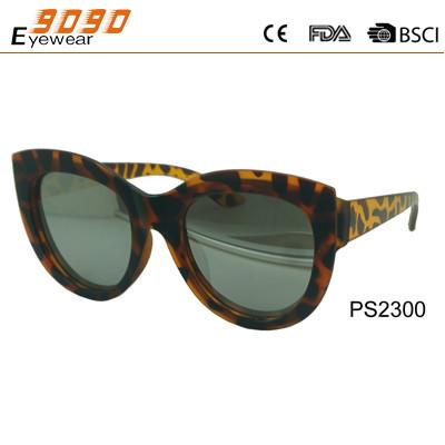 China Gafas de sol de moda plásticas del estilo los 2018 más nuevos, lente de 400 protecciones, convenientes ULTRAVIOLETA para los hombres y las mujeres en venta