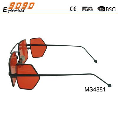 China La venta caliente duplicó las gafas de sol rojas del metal del rectángulo, lente ULTRAVIOLETA de 400 protecciones en venta