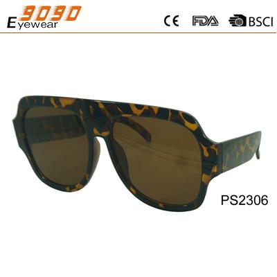 China Gafas de sol grandes populares del marco hechas del plástico, lente ULTRAVIOLETA de 400 protecciones en venta