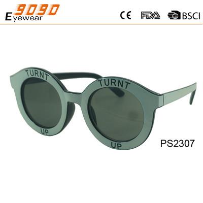 China Forme alrededor de las gafas de sol hechas de bastidor plástico, conveniente para los hombres y las mujeres en venta