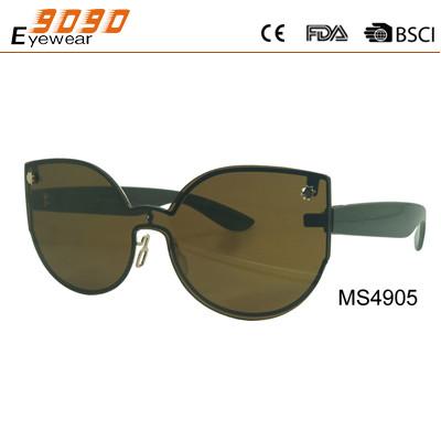 China Gafas de sol clásicas del metal de la moda que seleccionan, lente de 400 protecciones, convenientes ULTRAVIOLETA para los hombres y las mujeres en venta