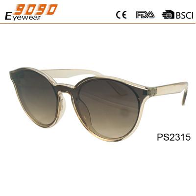 China Nuevo llegan y las gafas de sol de moda, hechas del plástico, convenientes para los hombres y las mujeres en venta