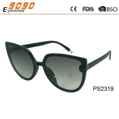 China Gafas de sol en el diseño de moda, hecho del plástico, del espejo del flash, de convenientes para los hombres y las mujeres en venta