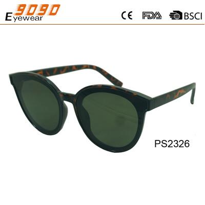 China Gafas de sol en el diseño de moda, hechas del plástico, convenientes para los hombres y las mujeres en venta