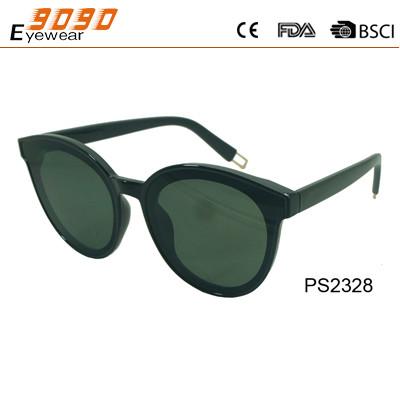 China Gafas de sol en el diseño de moda, hechas del plástico, convenientes para los hombres y las mujeres en venta
