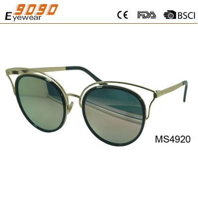 China Ahueque hacia fuera las gafas de sol del metal con la lente ULTRAVIOLETA de la protección del 100%, conveniente para los hombres y las mujeres en venta