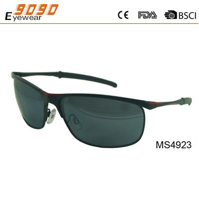 China Gafas de sol con el marco metálico, nuevo estilo de diseñador de moda, lente ULTRAVIOLETA de 400 protecciones en venta