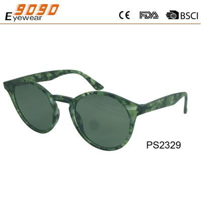 China Gafas de sol en el diseño de moda, hechas del plástico, convenientes para los hombres y las mujeres en venta