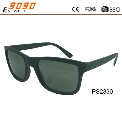 China Obra clásica que selecciona las gafas de sol, hechas de bastidor plástico, lente ULTRAVIOLETA de 400 protecciones en venta