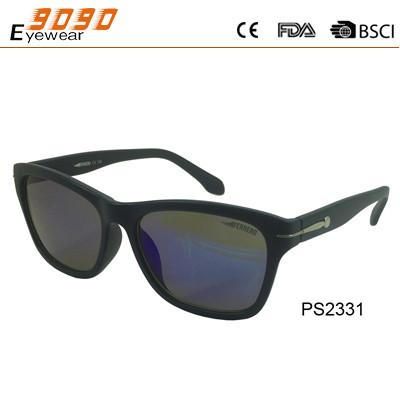 China Sungalsses del rectángulo con el marco plástico, piezas de metal plateado en los templos, convenientes para los hombres y las mujeres en venta