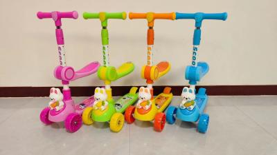 Cina Durable 6km/h Kids 3 Wheel Scooter giocattoli Scooter pieghevole personalizzabile in vendita