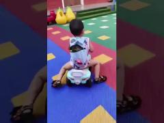 Kleurrijke kinderen rijden op auto's