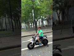 jonge geitjes elektrische motor
