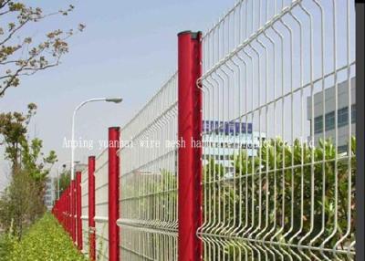 Chine Le panneau adapté aux besoins du client de barrière de triangle de la taille 2x2 a soudé la couleur verte blanche de grillage à vendre