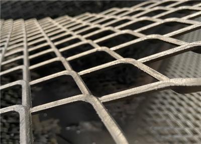 Chine Le trou décoratif 25mm de 30x60mm a aplati la maille augmentée en métal à vendre