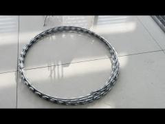 Q195熱いすくいは有刺鉄線かみそりワイヤーCbt65 900mmコイルの直径に電流を通した