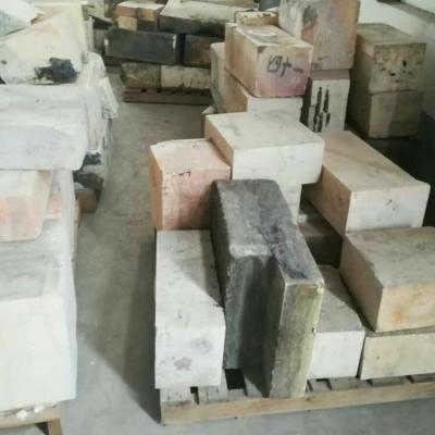 中国 備蓄 40 トン AZS ブロックスクラップ 0.8-1.2% MgO 含有量と少量の CaO 含有量 販売のため