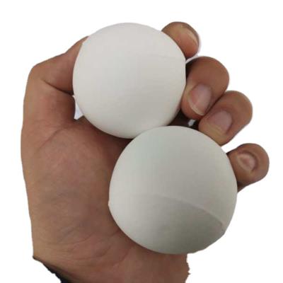 Cina Sfera di alumina ad alto contenuto di SiO2 adsorbente di sassolini di ceramica standard internazionale in vendita