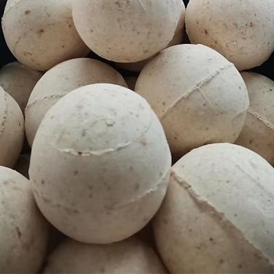 Cina Materiale grezzo di bauxite calcinata sfere di ceramica a bolla fine per pietra a sfera di allumina in vendita