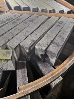 Cina Granuli di magnesia cromatici resistenti all'erosione del forno elettrico con resistenza al frantumamento a freddo ≥ 90 in vendita