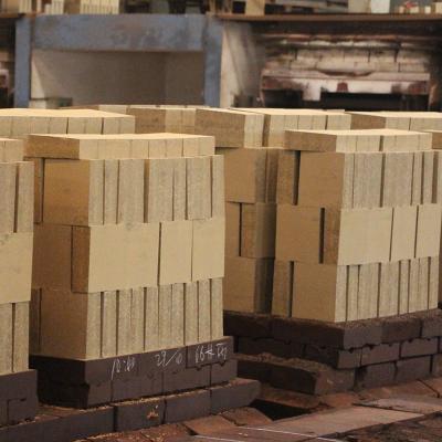 Cina Magnesia Alumina Spinel Bricks Refractory For Cement Fornace Rotante 13-16% Porosità apparente Competitiva in vendita