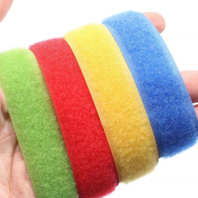 China Anti-verlies P-vormige draadbeheertape nylon kleur hittebestendig en zelfklevend Te koop