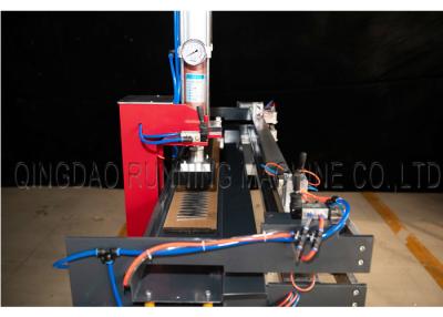 Cina Larghezza pneumatica della punzonatrice 1600mm del nastro trasportatore dell'unità di elaborazione del PVC in vendita