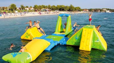 Cina inflatables all'aperto del wibit ad alta resistenza per i bambini, piccolo parco dell'open water in vendita