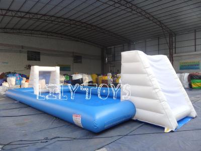 Cina il campo di football americano gonfiabile del PVC dell'acqua blu con il fondo, fa scoppiare la corte gonfiabile in vendita
