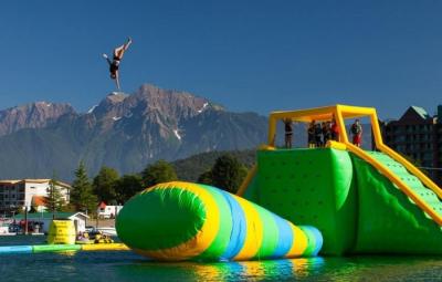 Cina Nuova progettazione annuncio pubblicitario gigante del PVC da 0,9 millimetri che fa galleggiare il parco gonfiabile dell'acqua per la spiaggia in vendita