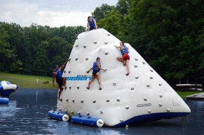 Cina Giochi gonfiabili materiali dell'acqua dell'iceberg del PVC da 0,9 millimetri, giochi rampicanti dell'acqua dell'acqua gonfiabile in vendita