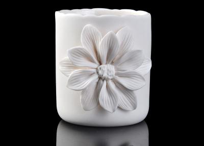 Cina Bello fiore impresso sul supporto di candela ceramico bianco per la decorazione in vendita