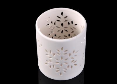 Cina I supporti ceramici bianchi opachi della luce del tè hanno perforato la forma del cilindro del modello di fiore in vendita